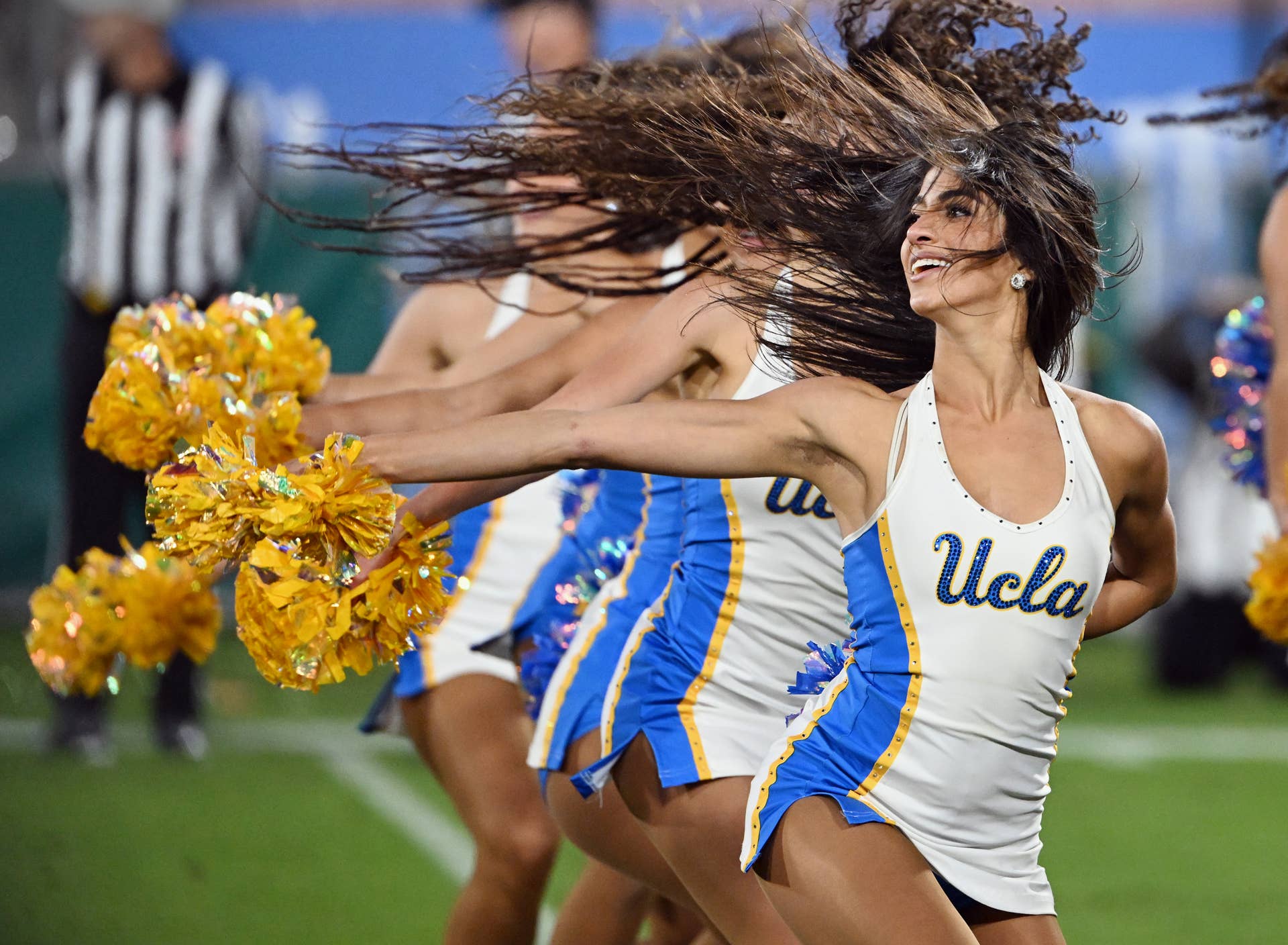 'Stunning' UCLA Cheerleader Goes Viral Before Season Opener - The Spun