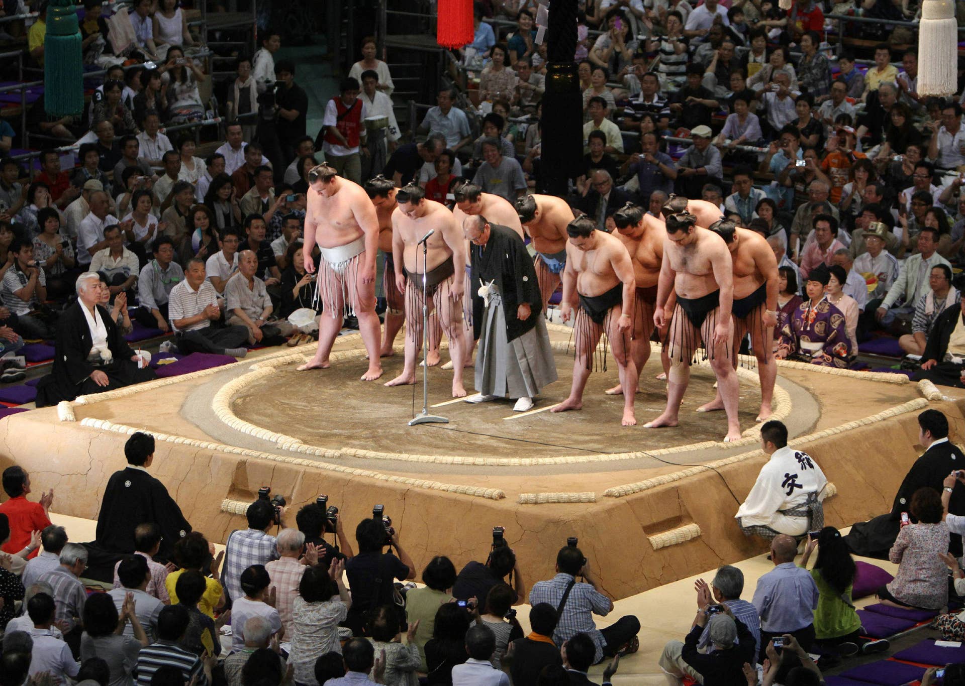 Sumo Wrestler's Model Wife Is Turning Heads On Saturday - The Spun