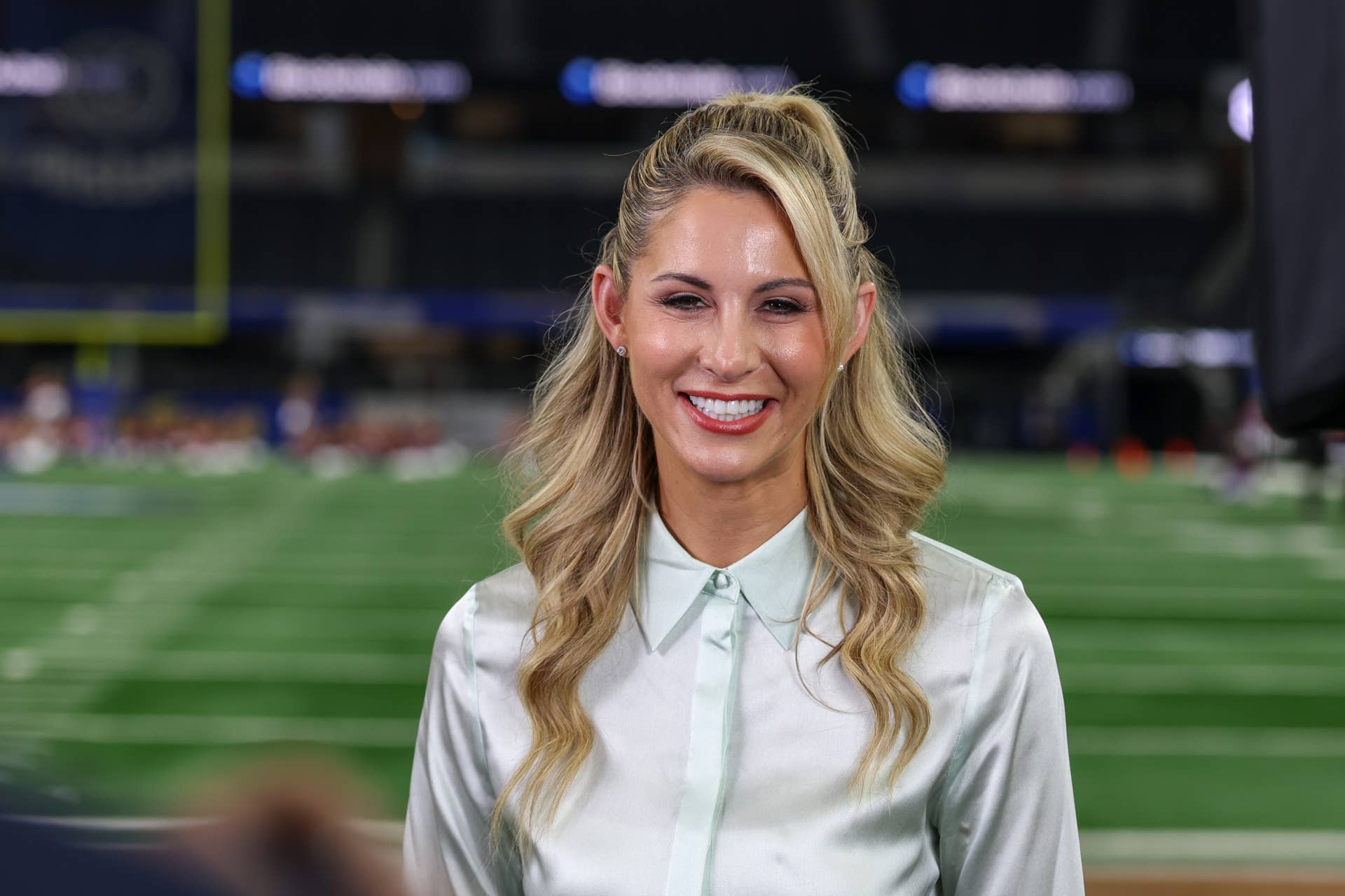 ESPN Sideline Reporter Criticized For Her 'Monday Night Football ...