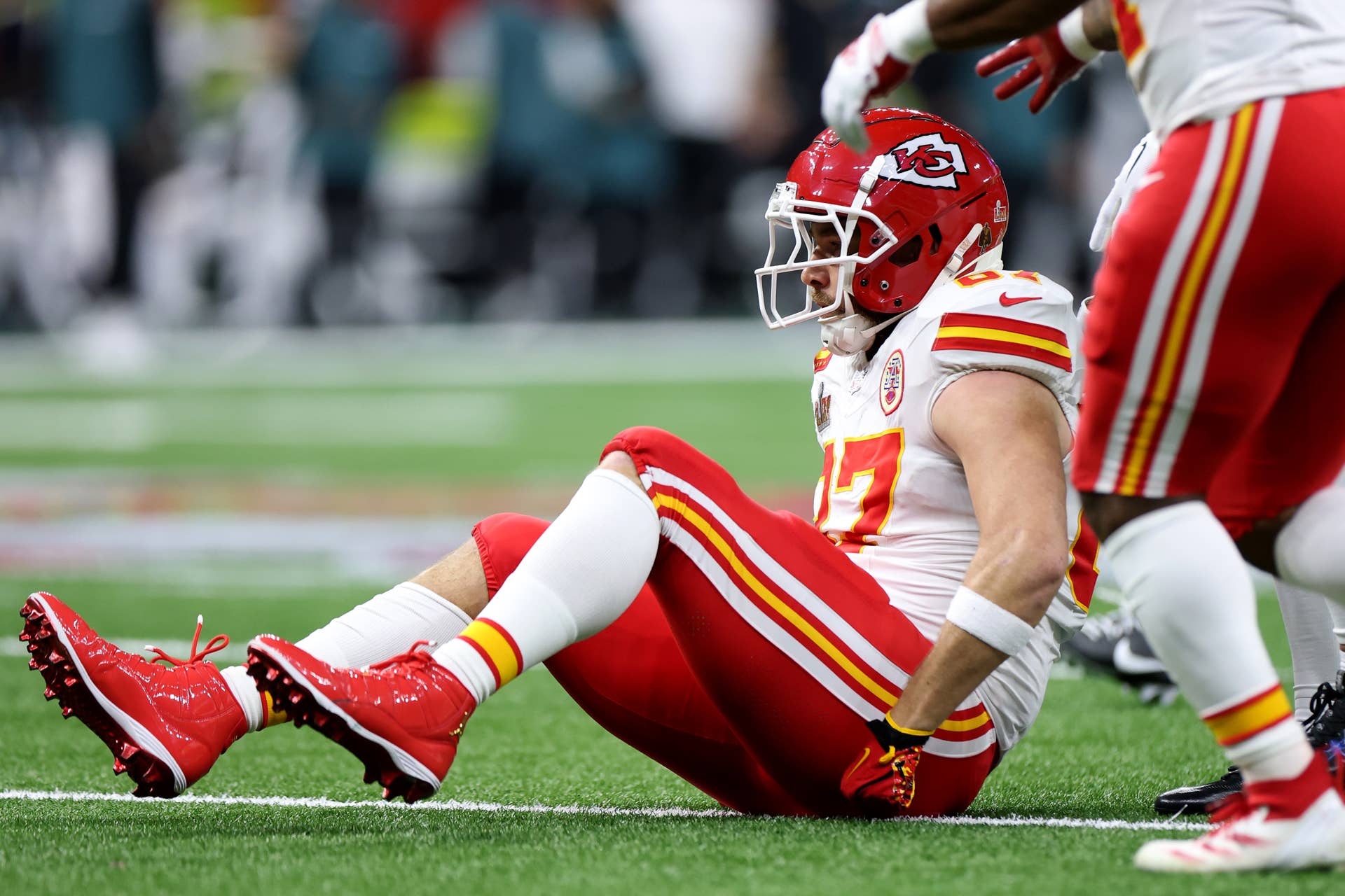Photo Of Travis Kelce On Sideline During Super Bowl Blowout Goes Viral ...