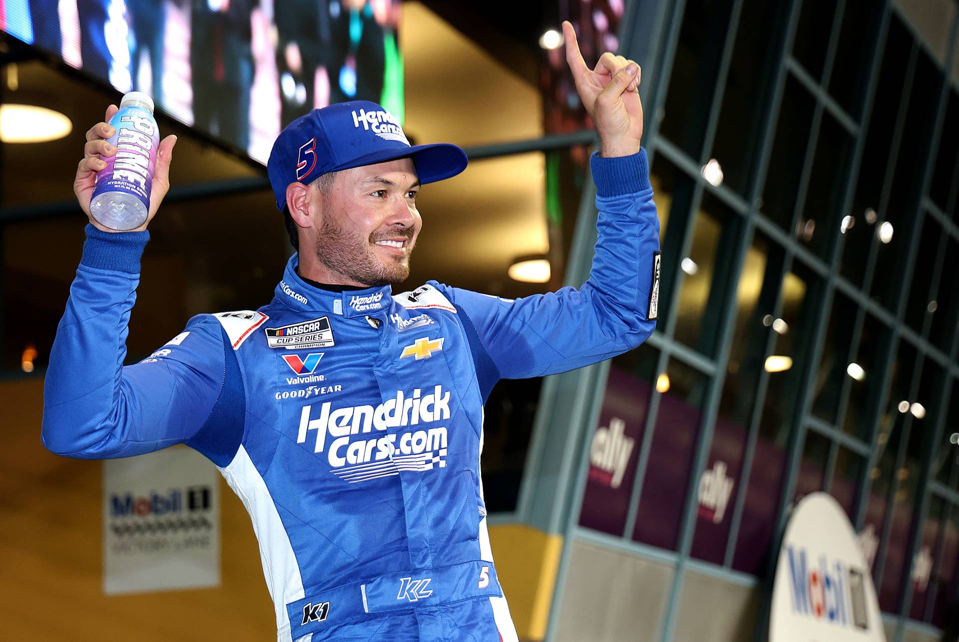 Dale Earnhardt Jr. Uses 1-Word To Describe Kyle Larson's Effort - The Spun