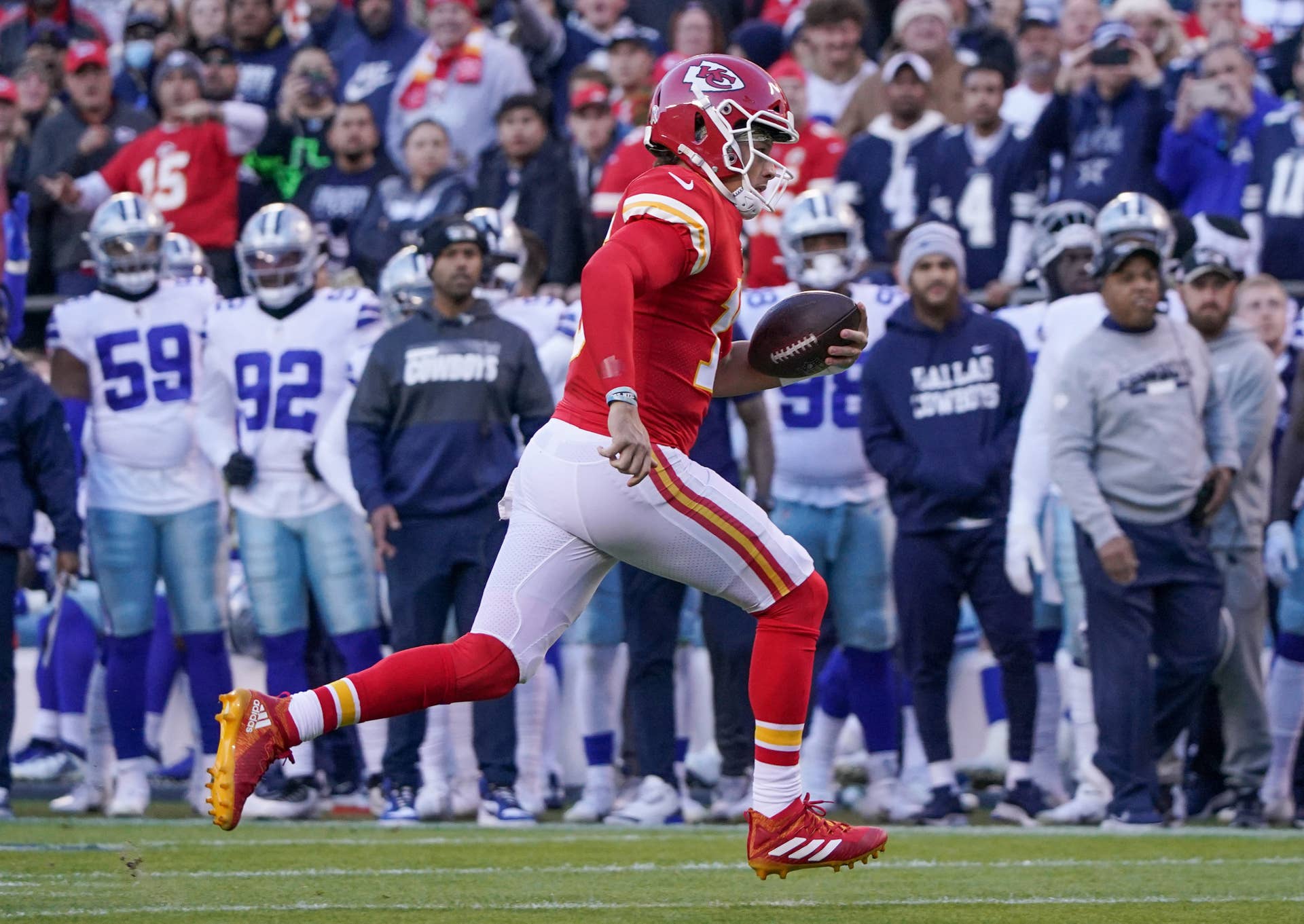 Cowboys Star Issues 'Warning' To Patrick Mahomes Before Thanksgiving ...