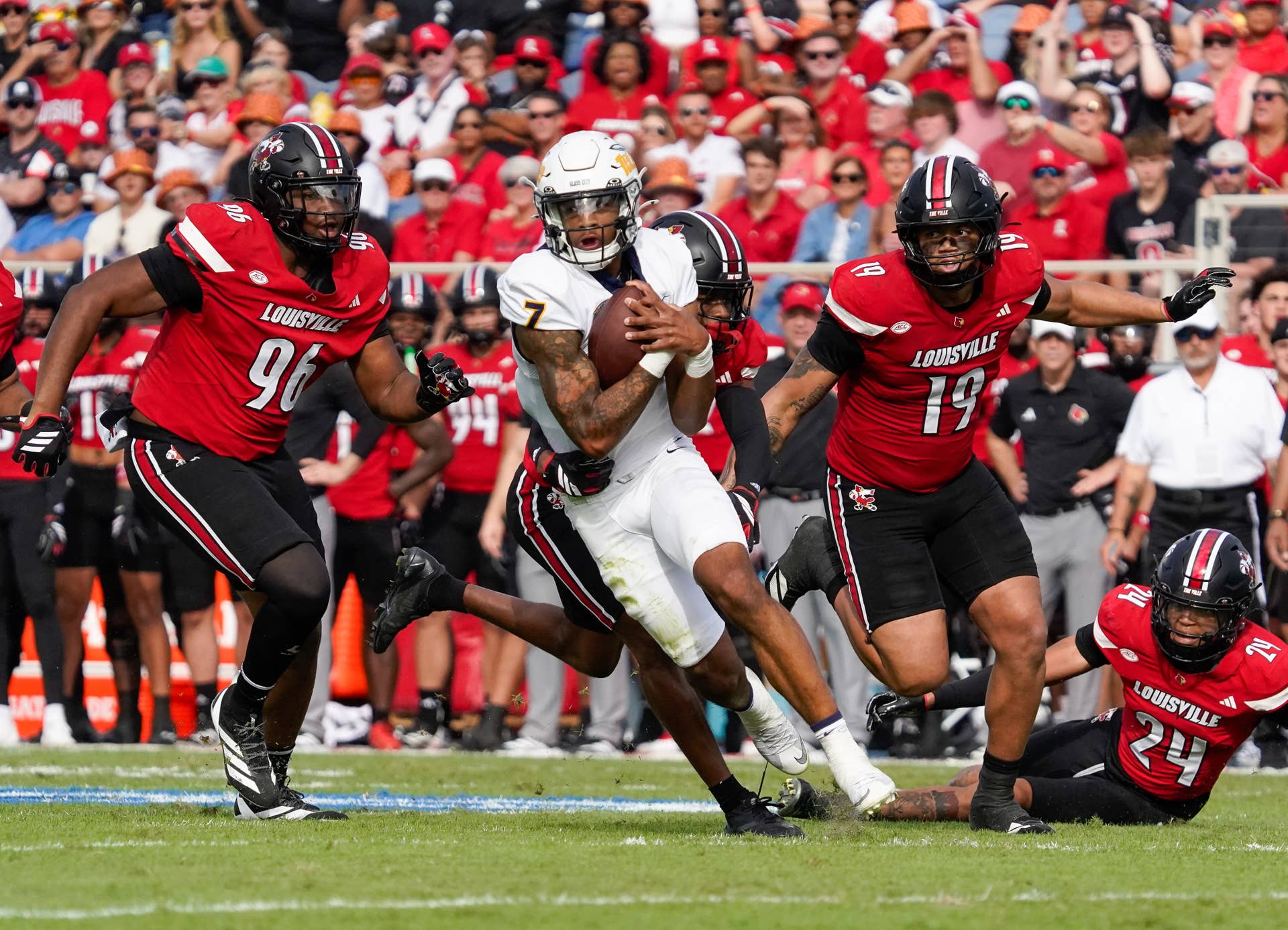 Massive Brawl Breaks Out During College Football Bowl Game Tuesday ...