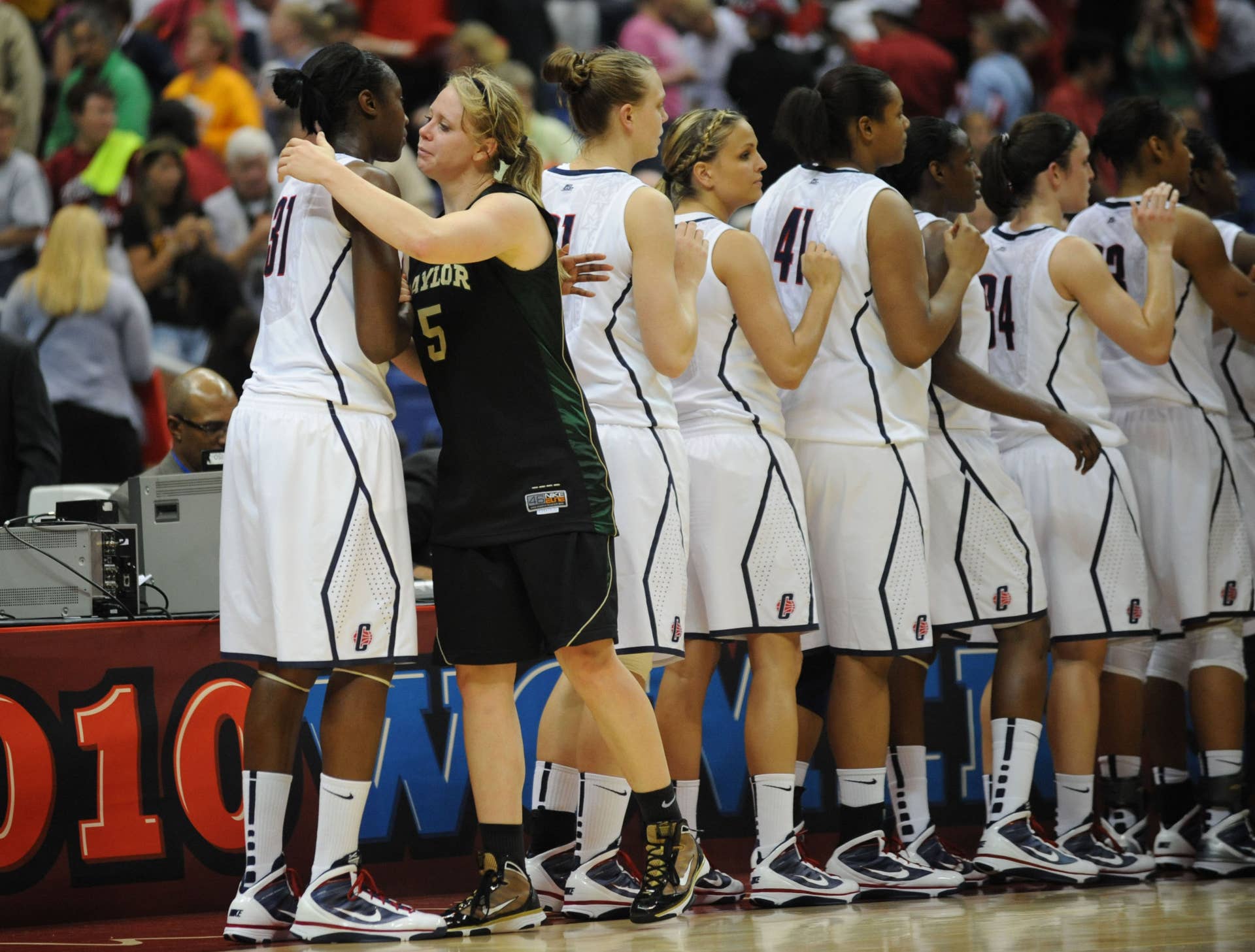 Former Baylor Women's Basketball Star Is Dead At 36 - The Spun