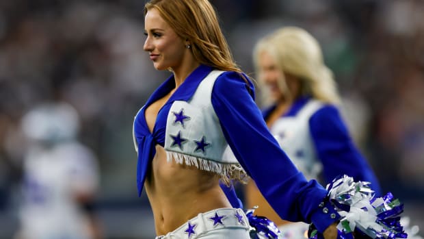 Dallas Cowboys Cheerleader Stuns With Her Flexibility Photo - The Spun
