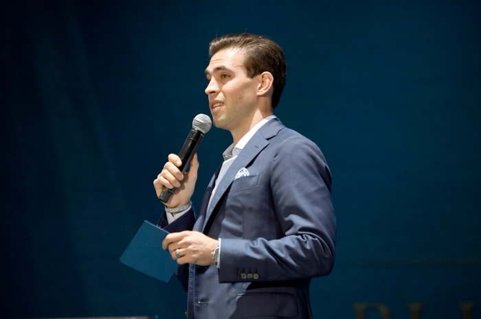 NFL Fans Ripped FOX Announcer Joe Davis On Sunday Afternoon - The Spun