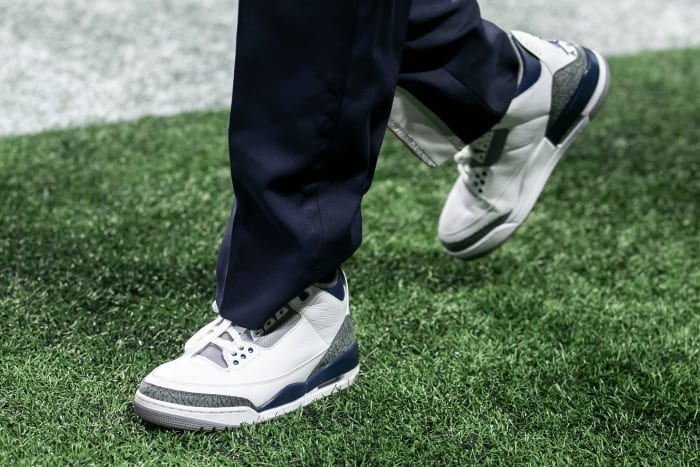 Photos: The 10 Coolest Signature Basketball Shoes In History - The Spun