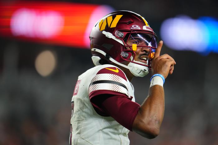 Jayden Daniels' Mom Had 3-Word Message On Monday Night Football - The Spun Jayden Daniels' Mom Had 3-Word Message On Monday Night Football - The Spun