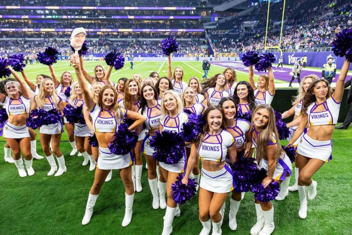 NFL Fans React To Vikings Cheerleaders Making A Scene In London - The Spun