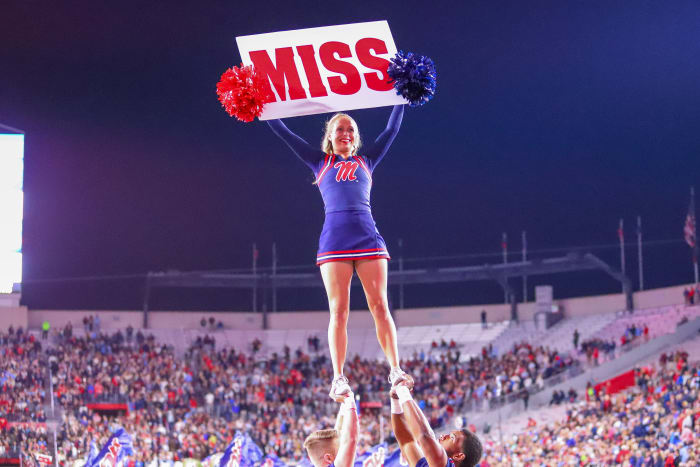 The 5 Best College Football Cheerleading Squads - The Spun