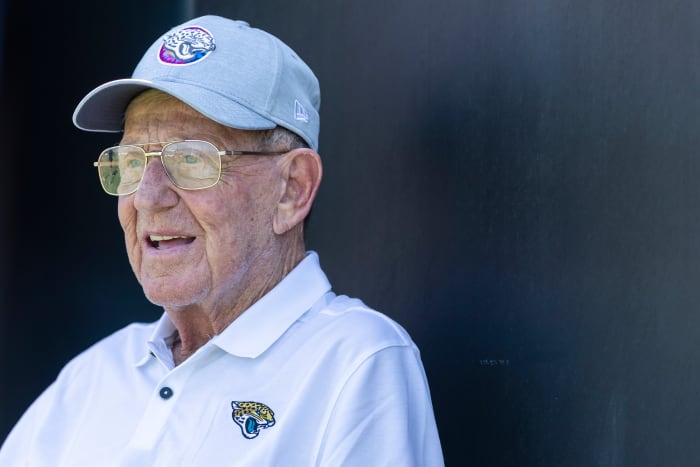 Lou Holtz Let Everyone Know Where He Stands Politically - The Spun