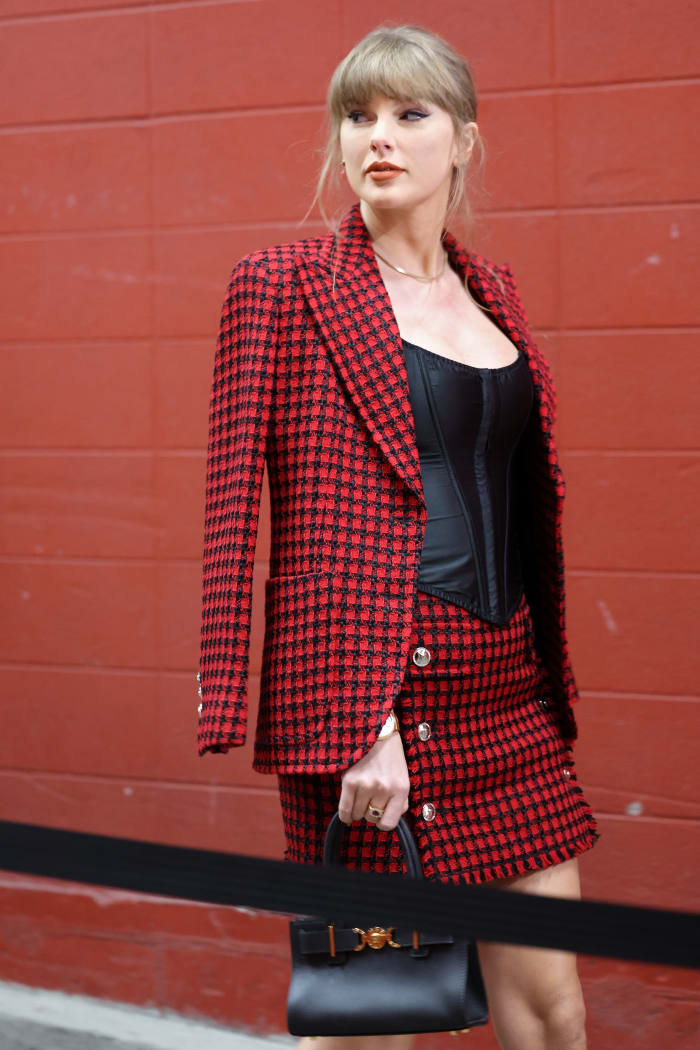 NFL Photographers Warned To Not Take Upskirt Photos Of Taylor Swift - The Spun