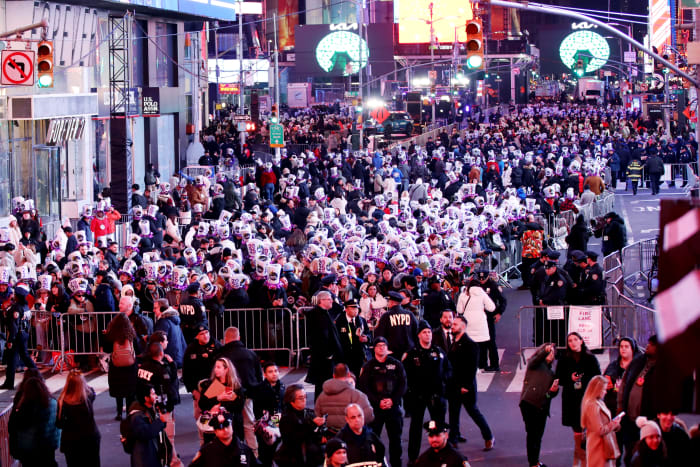 Wild Video Of Times Square On New Year's Eve Goes Viral - The Spun