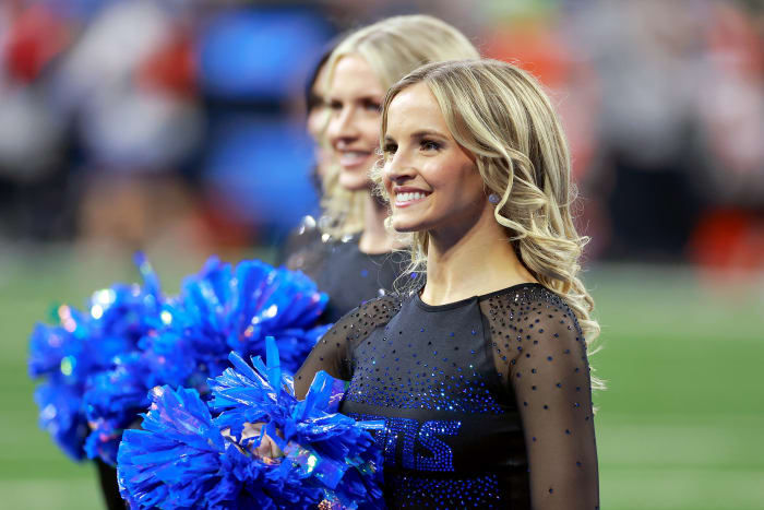 Detroit Lions Cheerleader Turns Heads Before Week 18 Game - The Spun