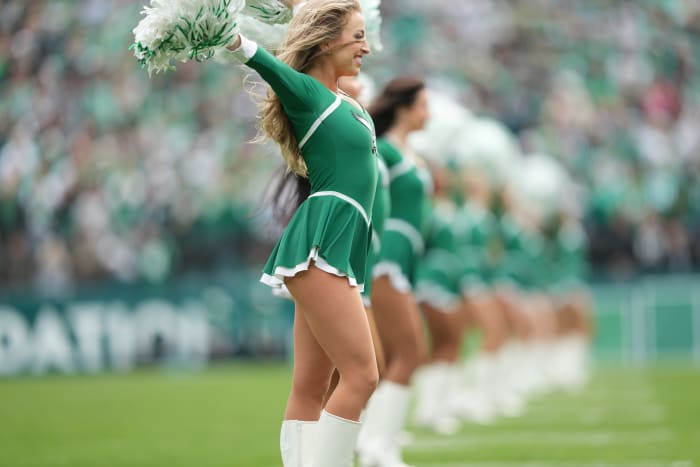 Eagles Cheerleader Turns Heads With Super Bowl Celebration Photo - The Spun
