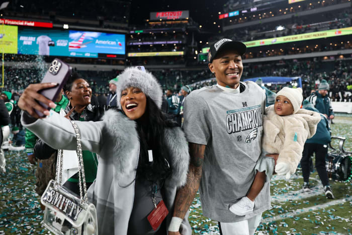 DeVonta Smith's Longtime Girlfriend Turning Heads During Eagles' Super ...