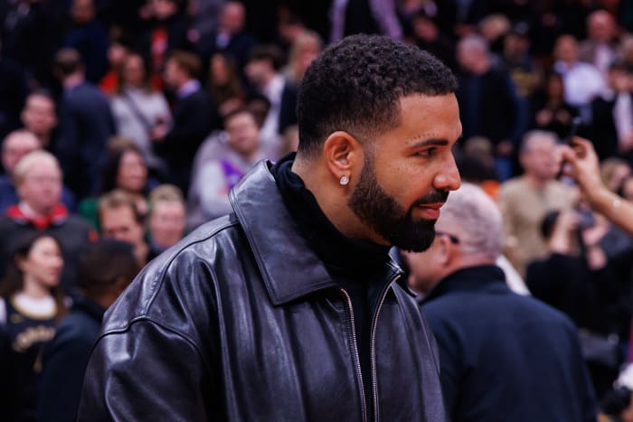 Drake Had 1-Word Reaction To Kendrick Lamar's Halftime Show - The Spun