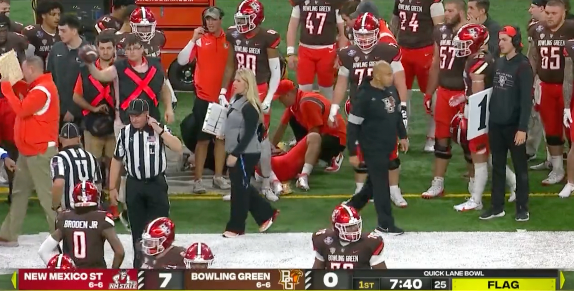 Football World Reacts To Despicable Late Hit In Bowl Game - The Spun