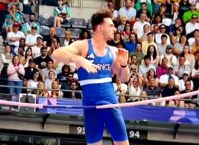 Video: Olympic Pole Vaulter Hitting Private Area On Bar Left ...