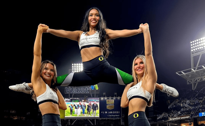 'Bombshell' Oregon Cheerleader Goes Viral For Her Swimsuit Photo - The Spun