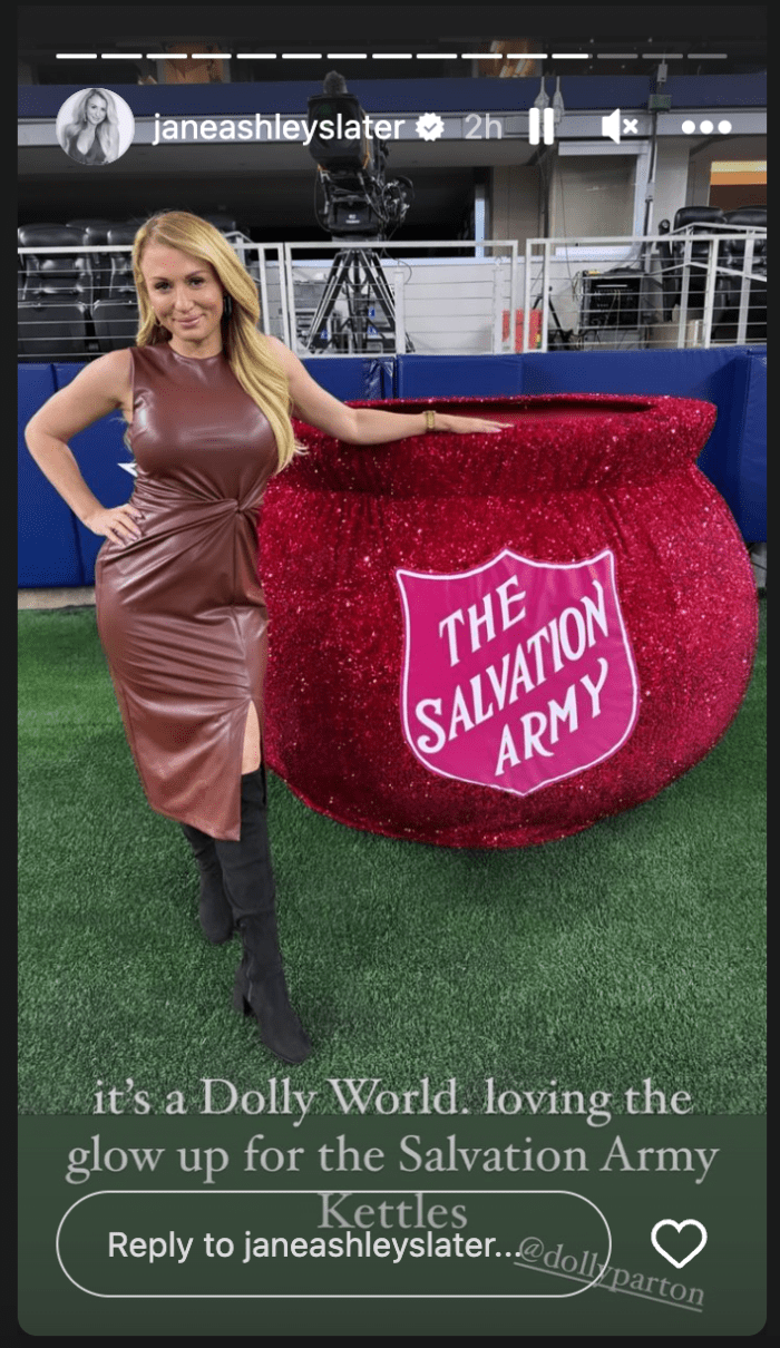 Nfl Network Reporter Jane Slater Wearing Fitting Thanksgiving Day Outfit The Spun