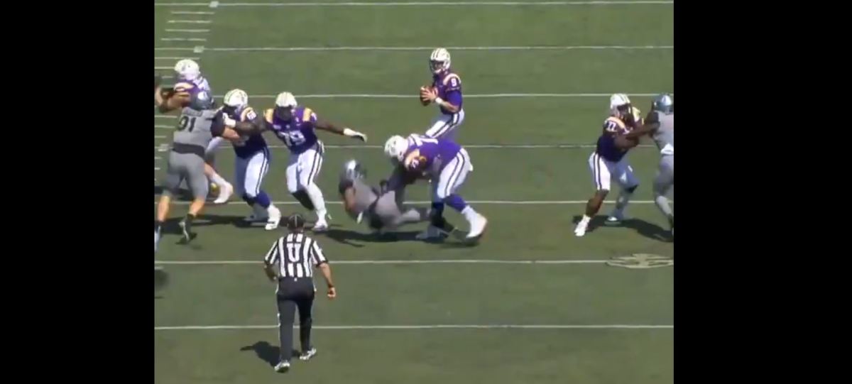 LSU Offensive Lineman Adrian Magee Makes 2 Absurd Blocks On 1 Play ...