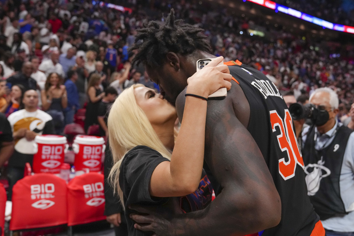 Julius Randle's Wife Reacts To Husband's Trade To The Timberwolves - The Spun