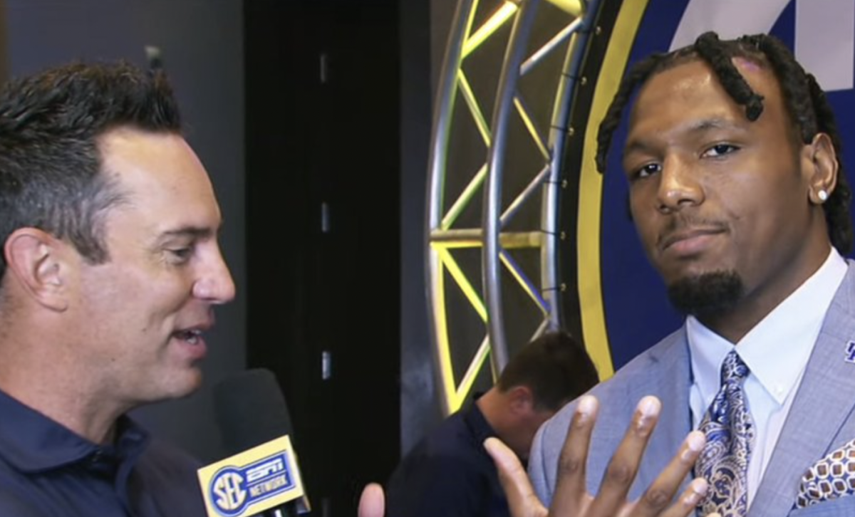 Six-Finger Hand! Kentucky Football Player Reveals Abnormal Body Part ...