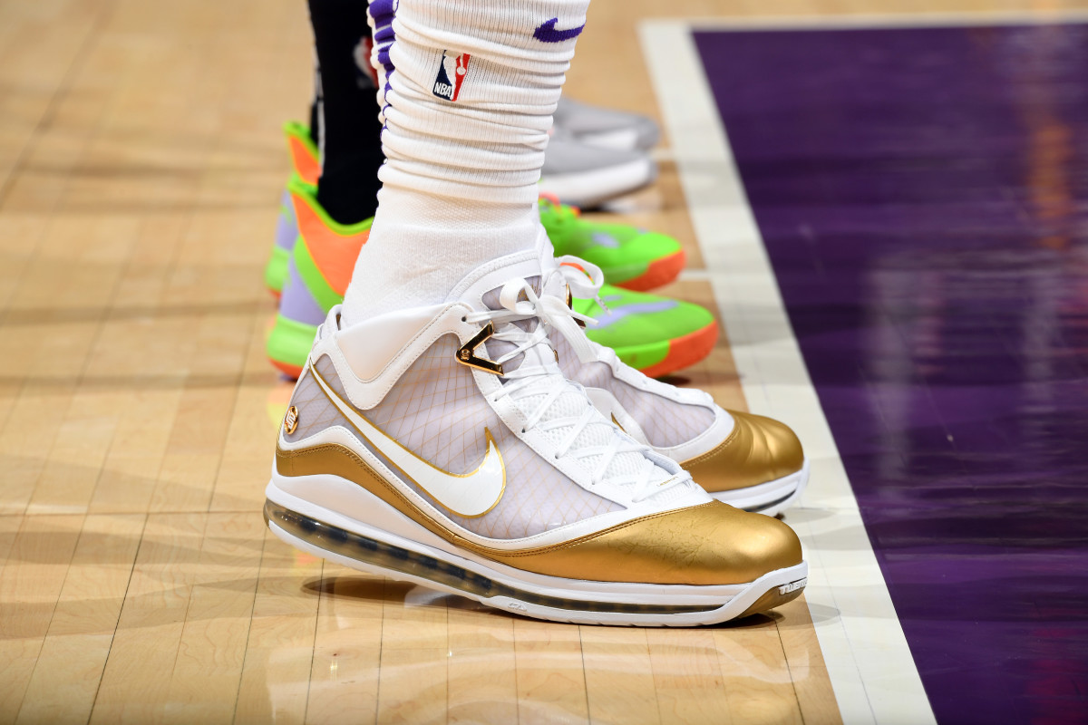 Photos: The 10 Coolest Signature Basketball Shoes In History - The Spun