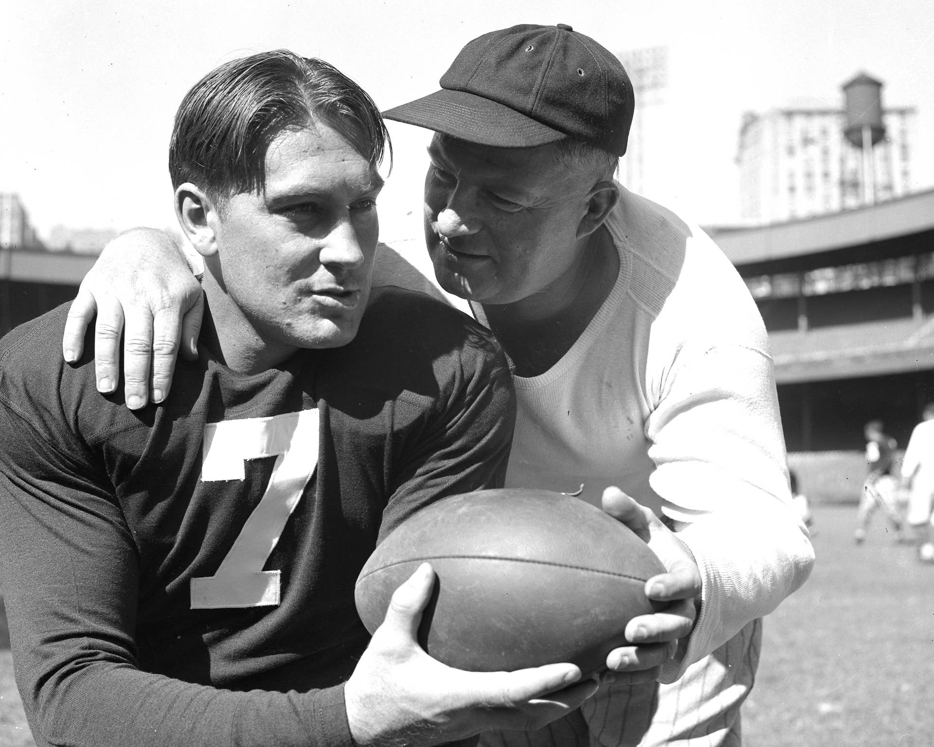 The 5 Best NFL Centers Of All-Time - The Spun