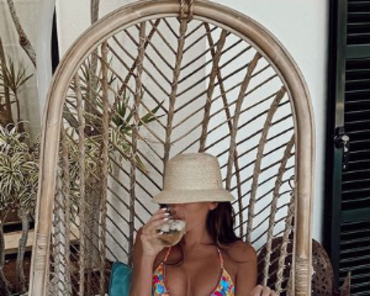 Paulina Gretzkys Swimsuit Vacation Photo Going Viral The Spun