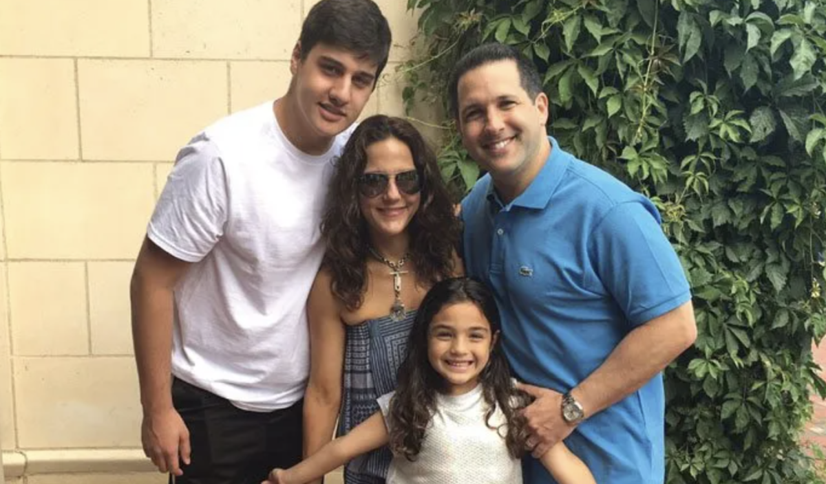 NFL Fans Thinking Of Adam Schefter's Family During Travel Nightmare ...