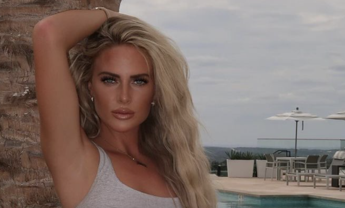 Professional Softball Player Turns Heads In Usa Swimsuit The Spun