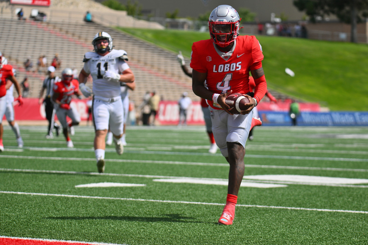 Look: College QB Fooled Entire Defense With Perfect Trick Play - The Spun