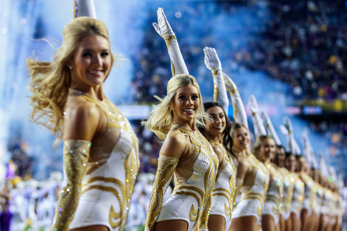 'Stunning' LSU Cheerleader Goes Viral During Week 1 Loss - The Spun