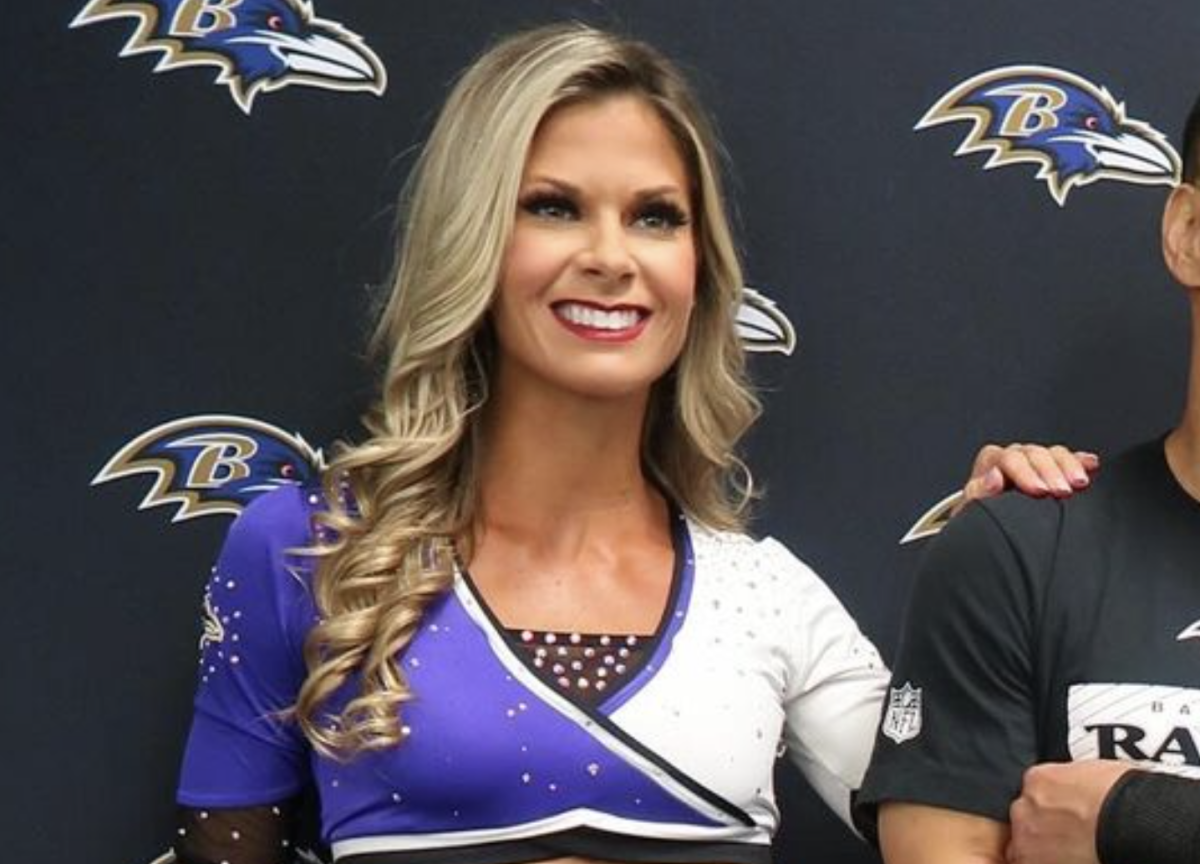 Photo: NFL Cheerleader Goes Viral For Insane Six-Pack - The Spun