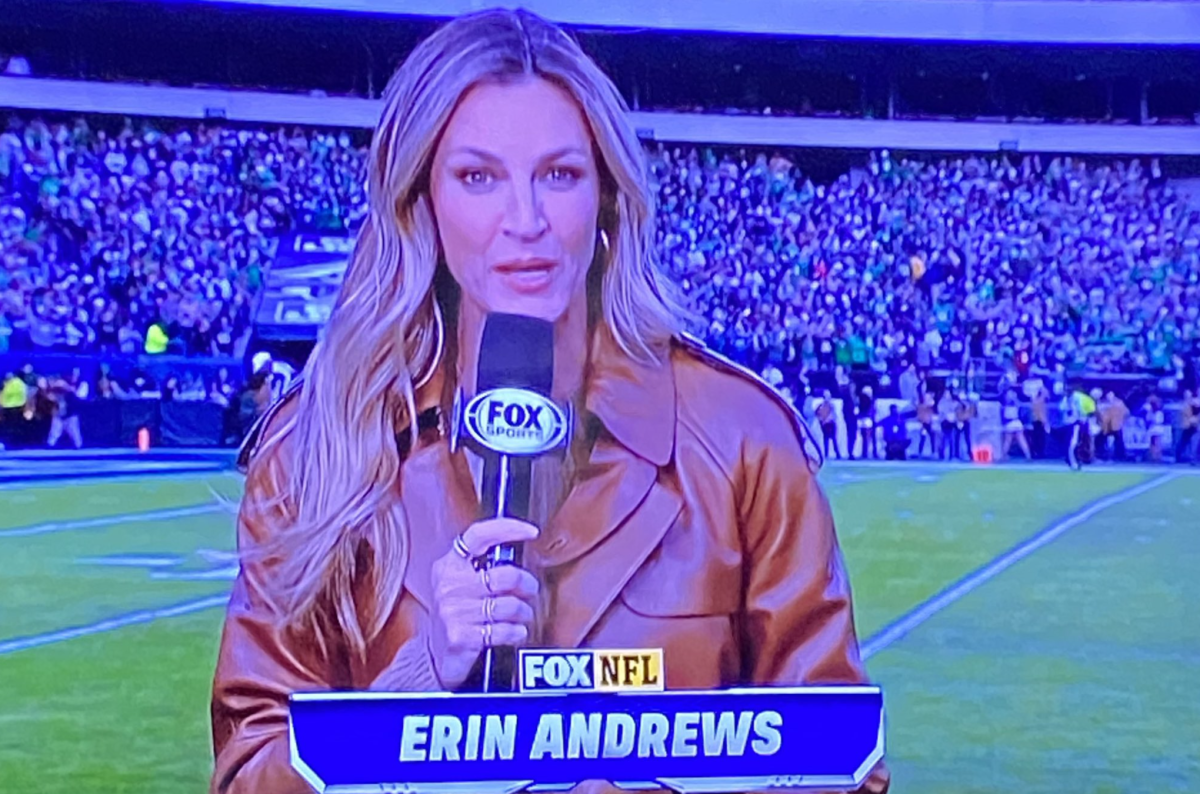 Erin Andrews Looks Stunning In Perfectly Fall Outfit On Sunday - The Spun
