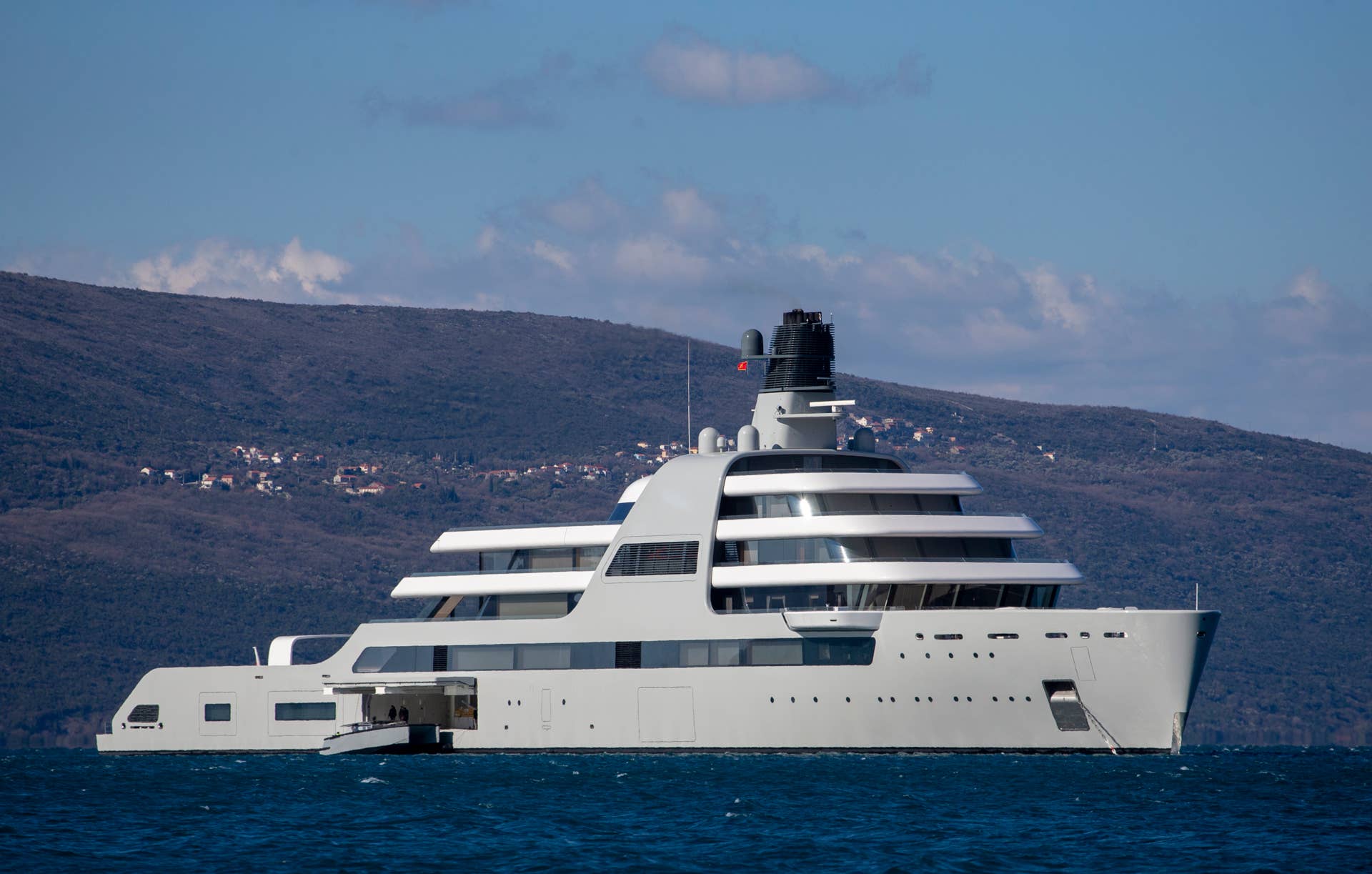 Report: Bill Belichick Spotted On NFL Owner's Yacht - The Spun