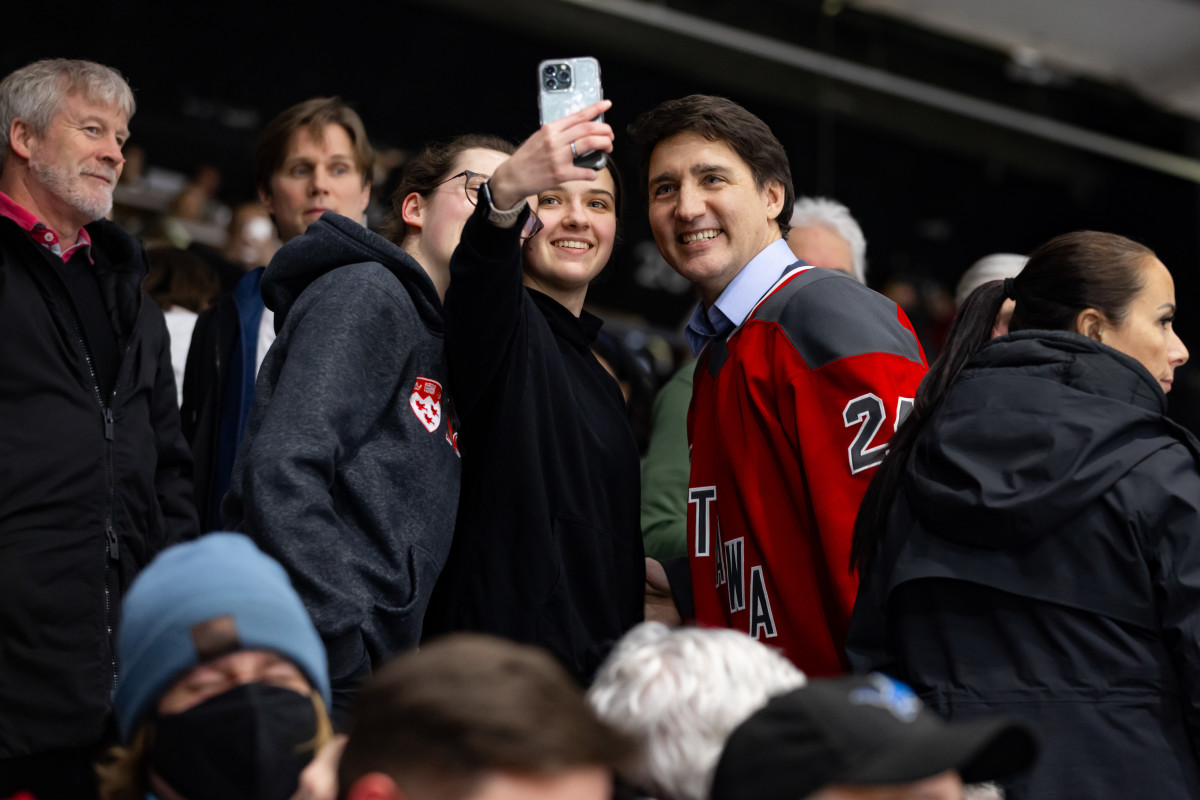 Bizarre Video Of Justin Trudeau Clapping At Hockey Game Is Going Viral The Spun