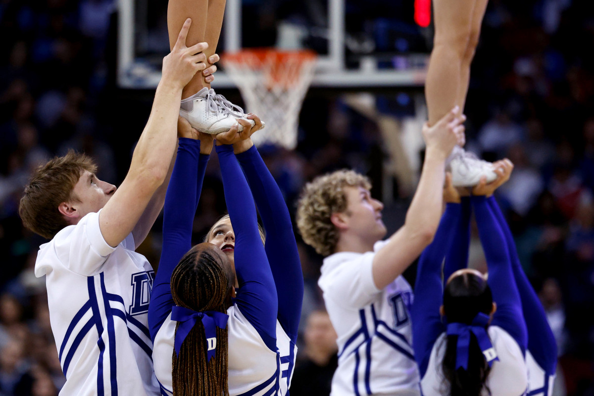 'Wow' - Duke's Cheerleader Goes Viral At The Final Four - The Spun