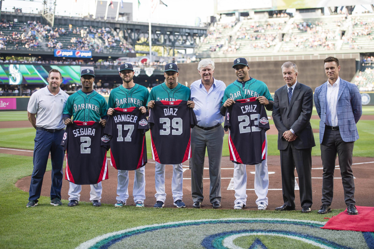 Prayers Are Pouring In For Family Of MLB Legend Nelson Cruz - The Spun