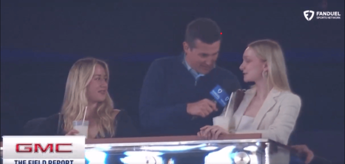 MLB Sideline Reporter Gets Fan's Phone Number During On-Air Appearance ...