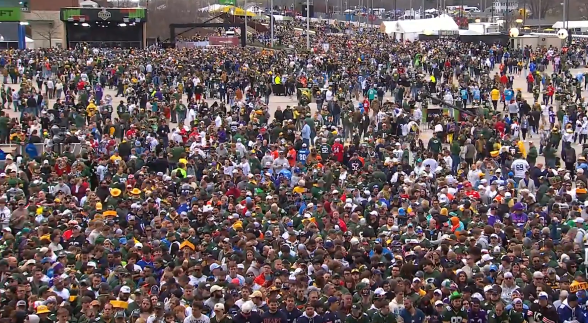 Crowd For NFL Draft In Green Bay Is Turning Heads - The Spun