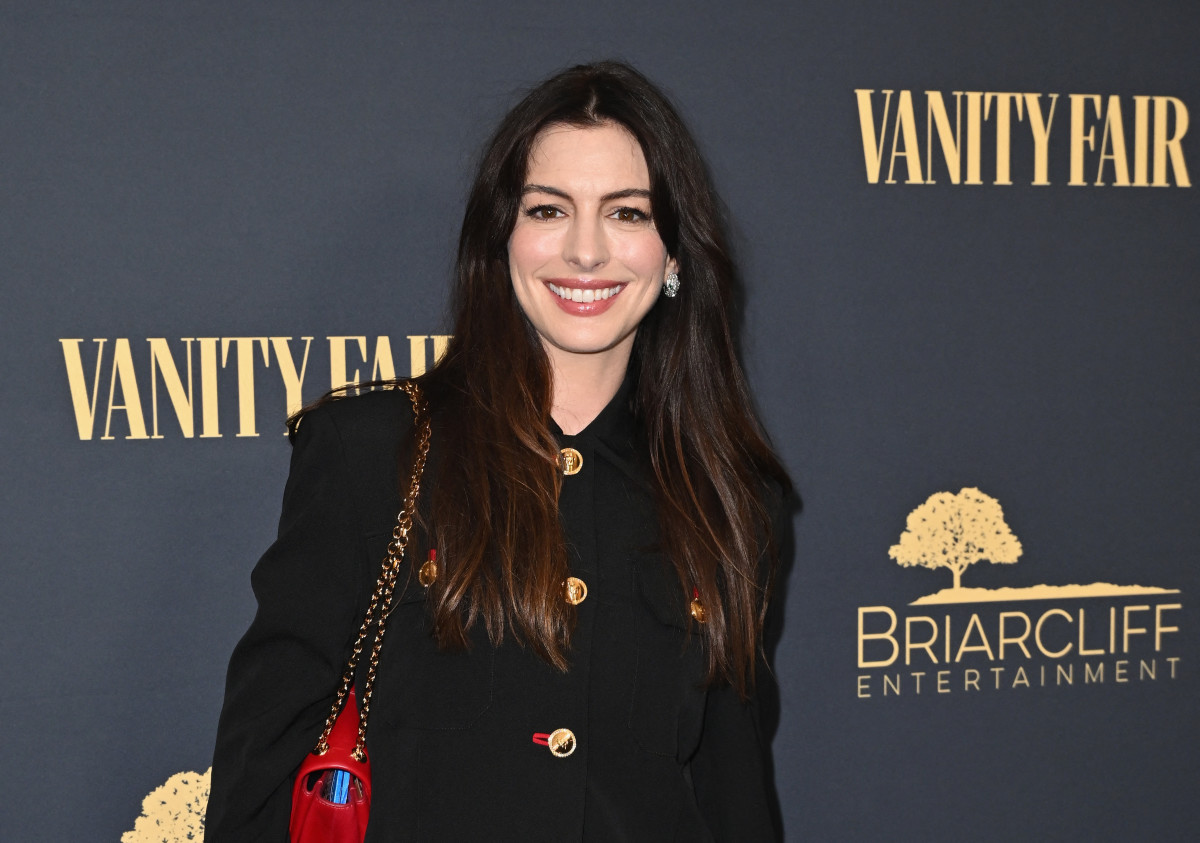 NBA Fans Convinced Anne Hathaway Is Knick Star's Good Luck Charm - The Spun