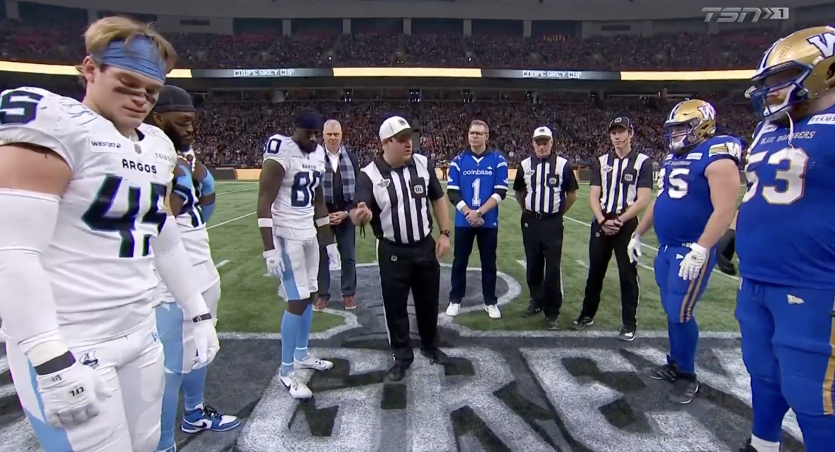 Referee Makes Comical Mistake During Championship Game Coin Toss - The Spun