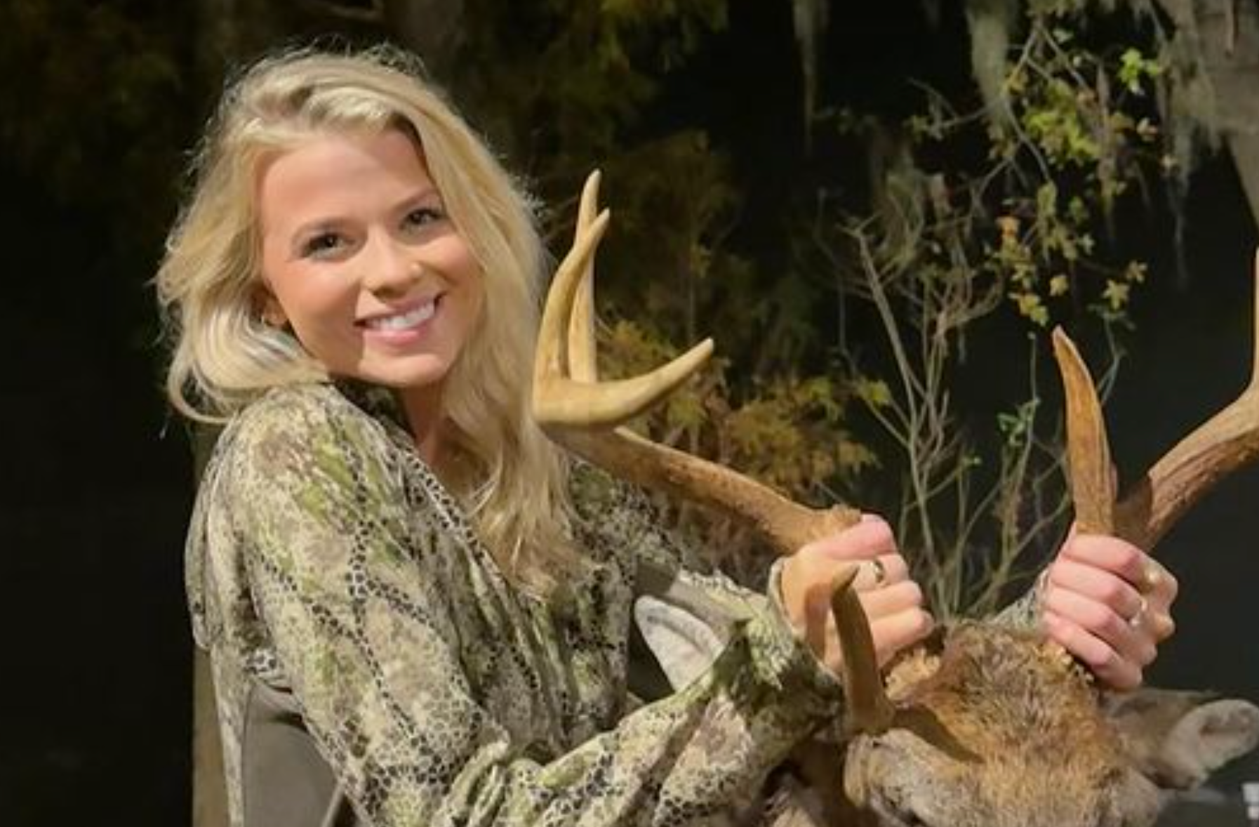 Country Music Star Taking Heat For Controversial Hunting Photo - The Spun