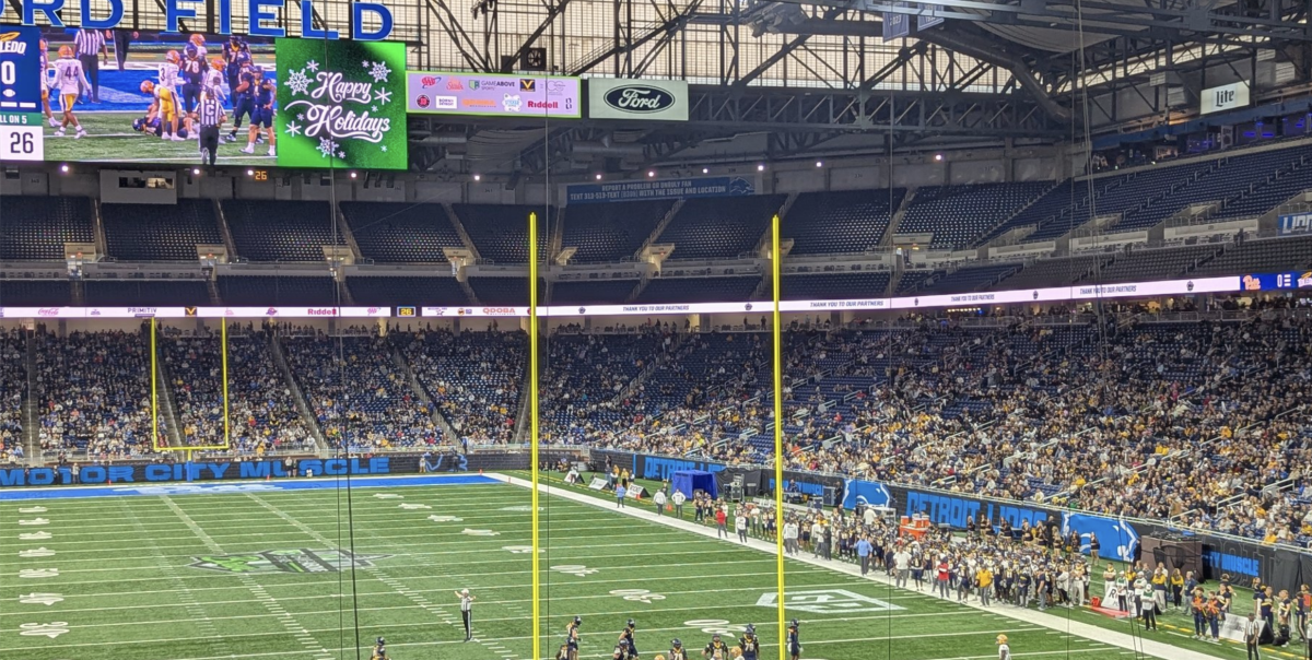 College Football Fans Embarrassed By Bowl Game Crowd Thursday - The Spun