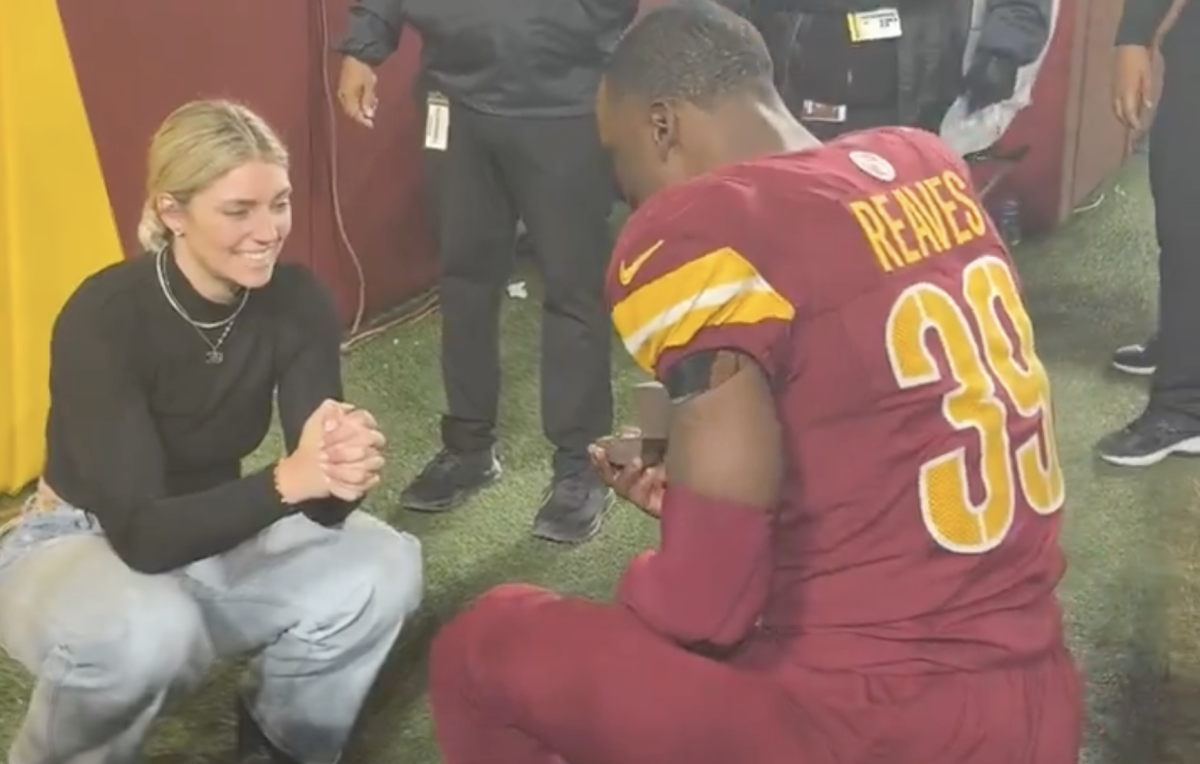 Jeremy Reaves proposes to his girlfriend after the game