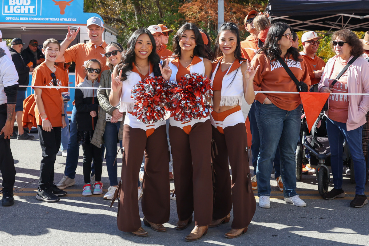 Texas Cheerleader Has Everyone's Attention Before The Peach Bowl - The Spun