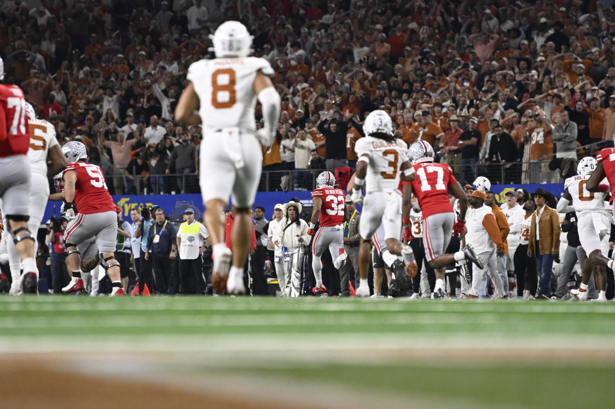 Texas Coach Collapsed During TreVeyon Henderson's Touchdown - The Spun